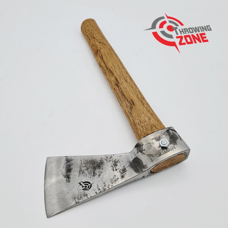 Throwing tomahawk with a compact and tactical format